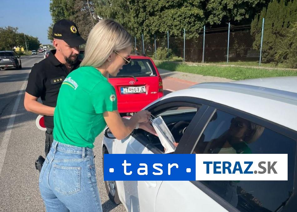 Kto nenafúkal, dostal darček: Trnavskí policajti odmenili vodičov