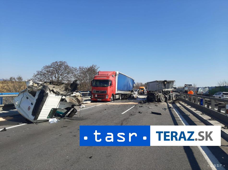 VÁŽNA NEHODA: Na rýchlostnej ceste R1 sa zrazil kamión s autom