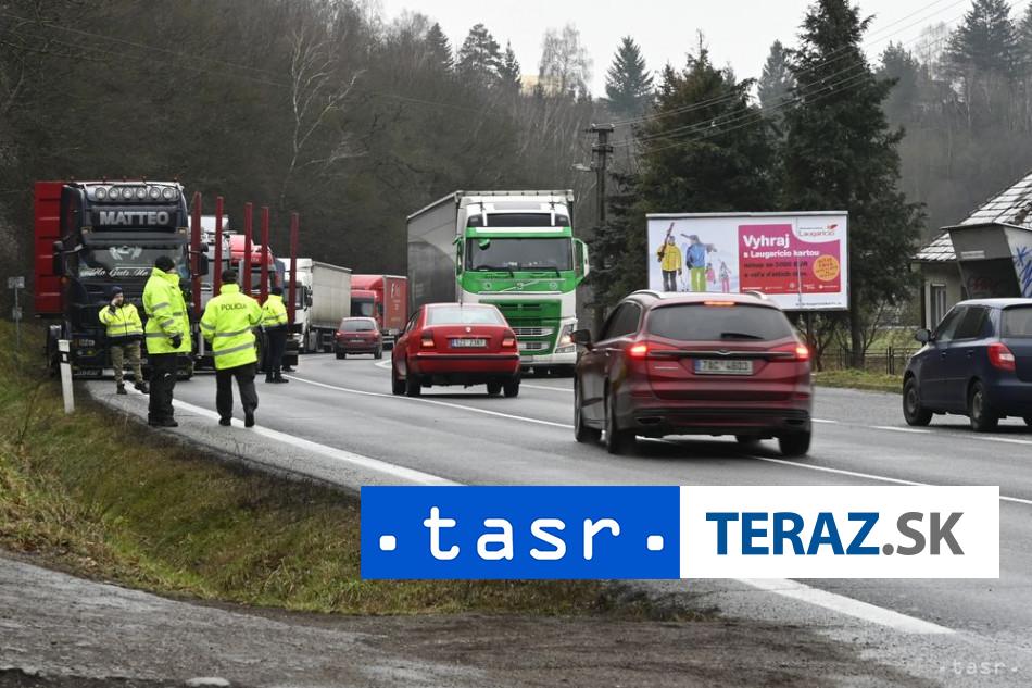 Hraničný priechod v Drietome je približne na hodinu neprejazdný