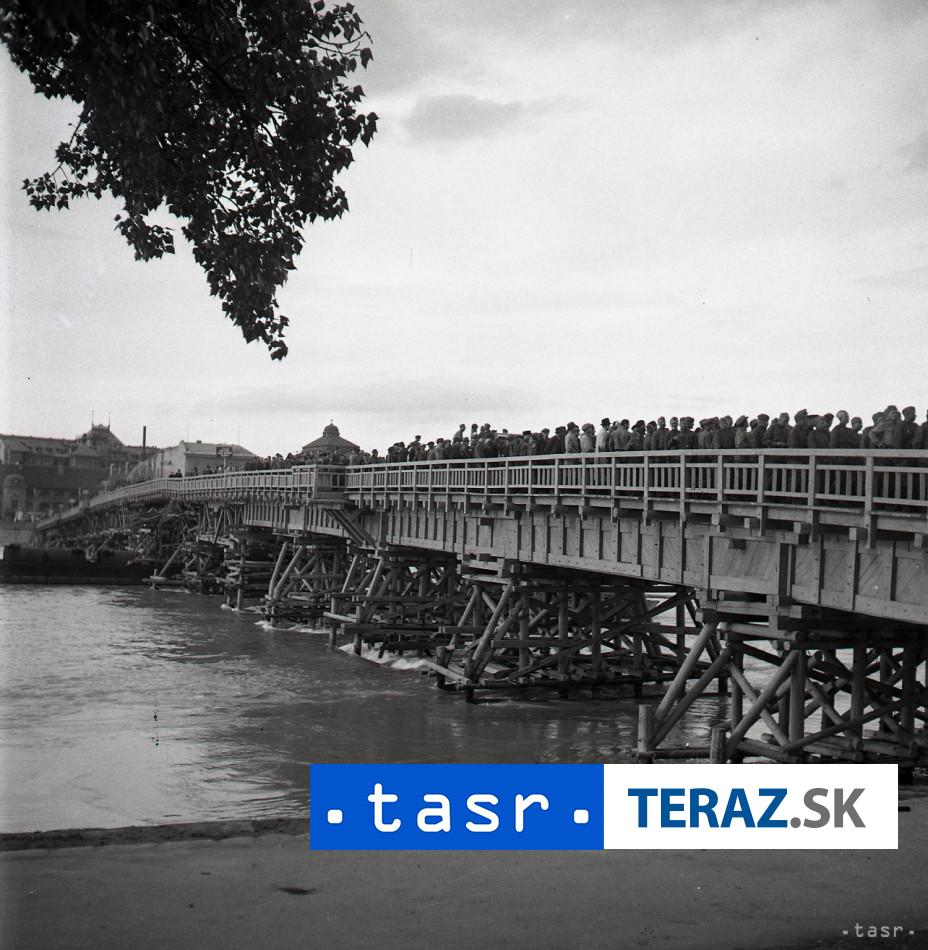 UNIKÁTNE FOTOGRAFIE: V roku 1945 postavili cez Dunaj drevený most