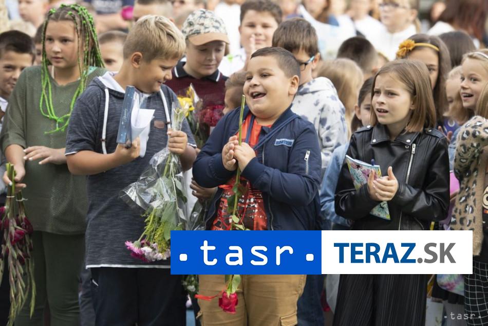 OBRAZOM: Brány škôl sa otvorili, žiaci zasadli do lavíc
