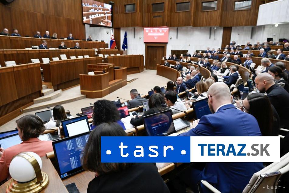 NRSR bude mimoriadne rokovať o agresivite na opozičných mítingoch