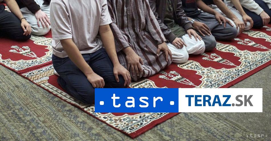 Hromadná modlitba: Moslimovia na letisku vyvolali kontroverzné reakcie