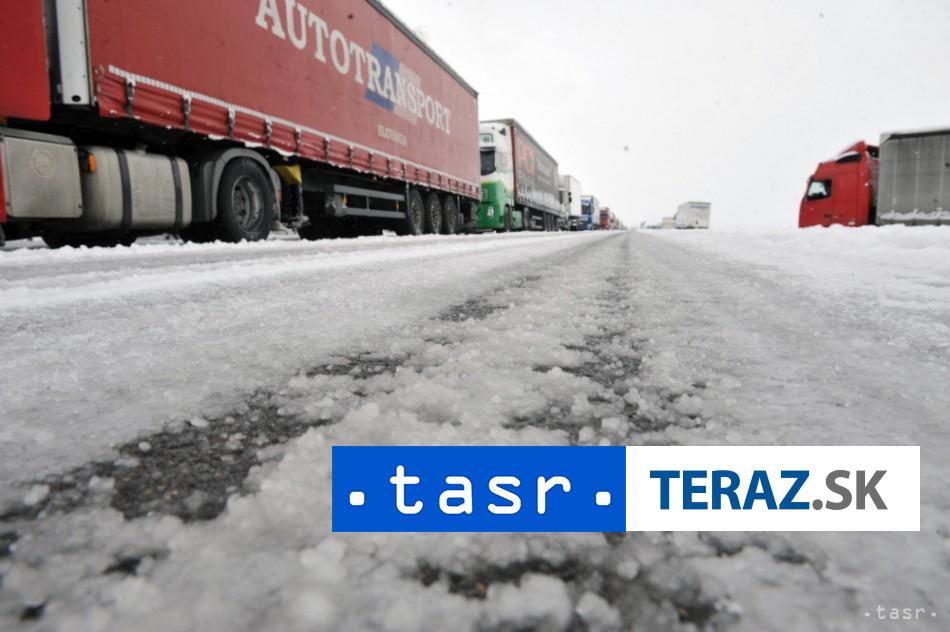 OPATRNE NA CESTÁCH: Na niektorých úsekoch sa nachádza zľadovatený sneh