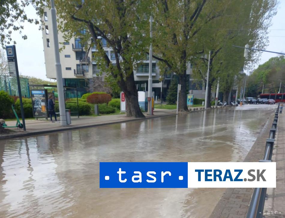 BVS: V Bratislave oproti bývalému PKO prasklo veľké vodovodné potrubie