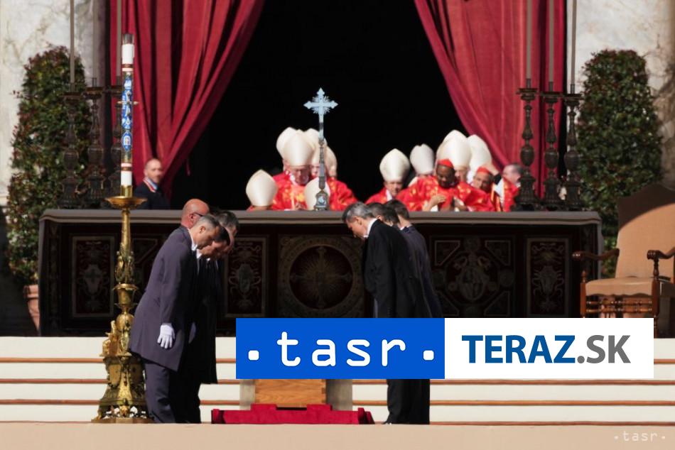Kardinál Re: František bol pápežom ľudu s otvoreným srdcom ku všetkým