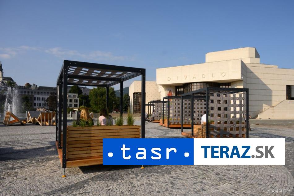 Pred budovou divadla v Nitre postavili nové dizajnové objekty