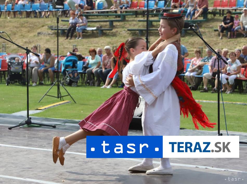Očovská folklórna hruda privíta účinkujúcich hostí a oslávi 20 rokov