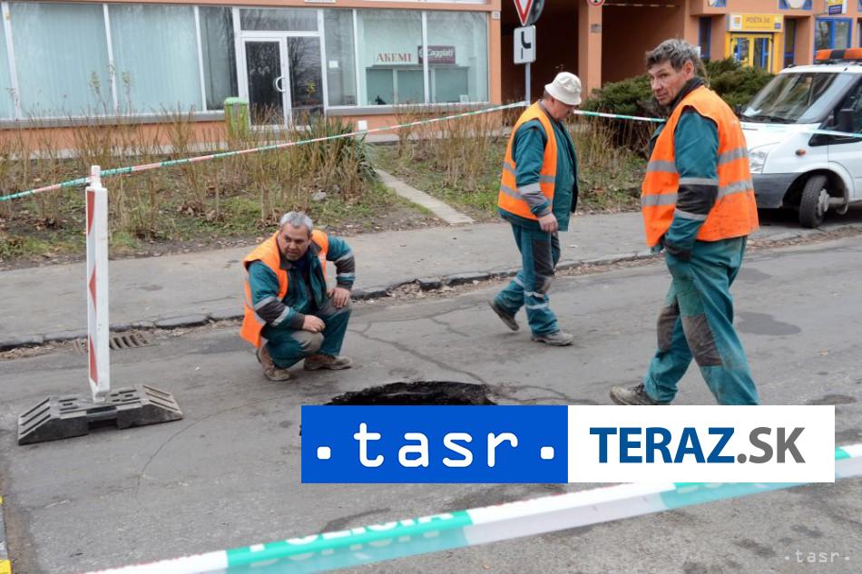 VODIČI POZOR: Na Košickej ulici v Bratislave sa prepadla časť vozovky