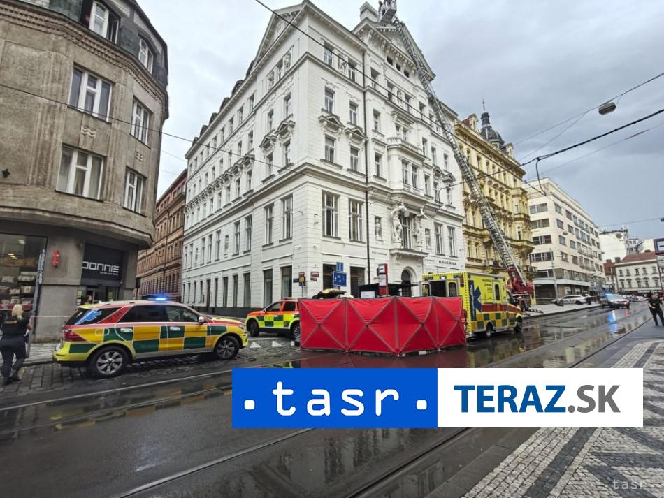 V Prahe sa zrútila časť rímsy na zastávku MHD, jeden človek zomrel