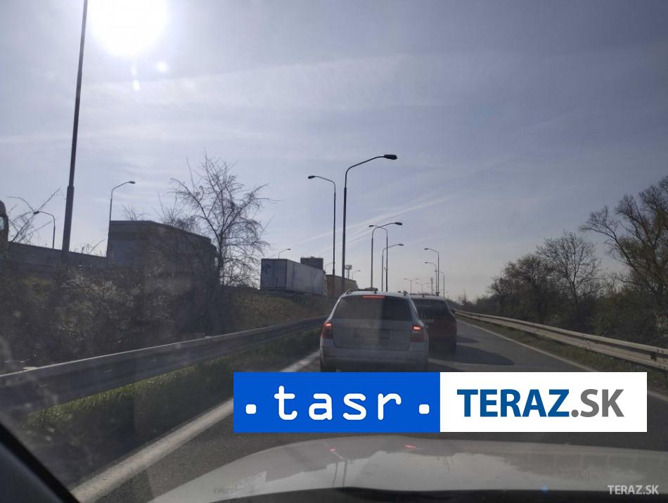 ZDRŽÍTE SA: V Bratislave a okolí sa tvoria v utorok ráno kolóny
