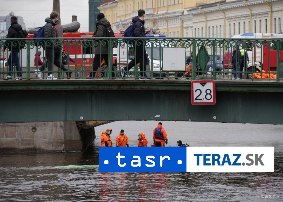 NEŠŤASTIE V PETROHRADE: Z mosta sa zrútil do rieky autobus