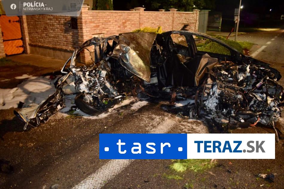 TRAGICKÁ NEHODA: Pri Leviciach zhorelo auto, 55-ročný muž zomrel