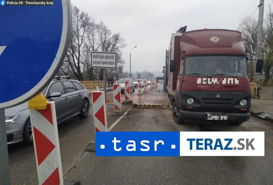 Obmedzenia na starom cestnom moste v Trenčíne potrvajú do nedele