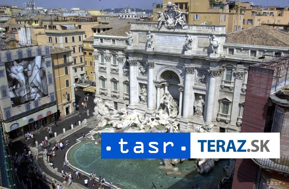 Aktivisti naliali čiernu tekutinu do Fontány di Trevi v Ríme