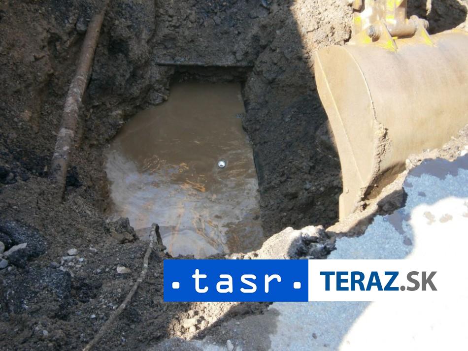 Prasknutý vodovod v Dúbravke poškodil vedľa stojaci zimný štadión