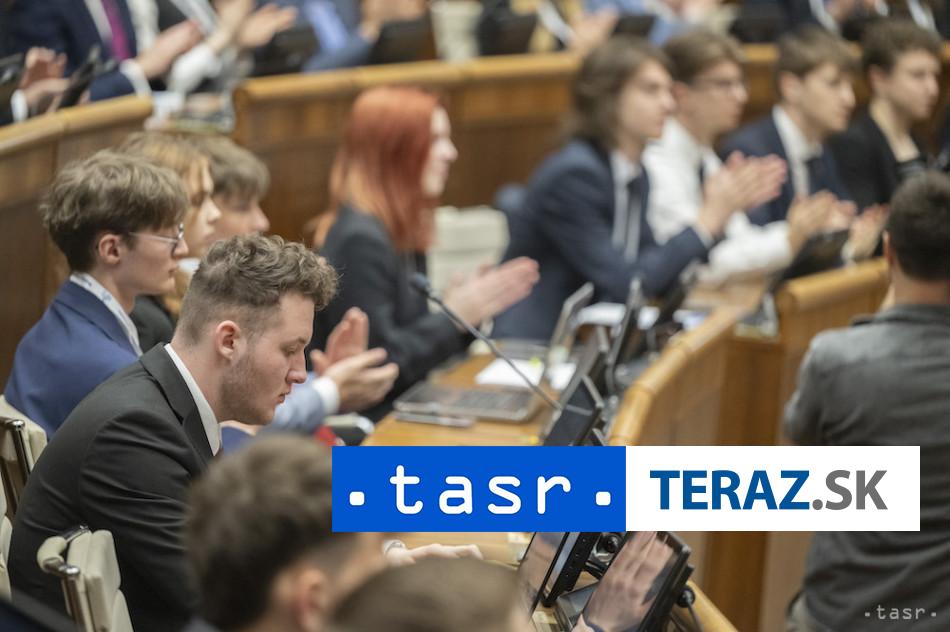 FOTO A VIDEO:Ministri a poslanci odpovedali študentom na hodine otázok