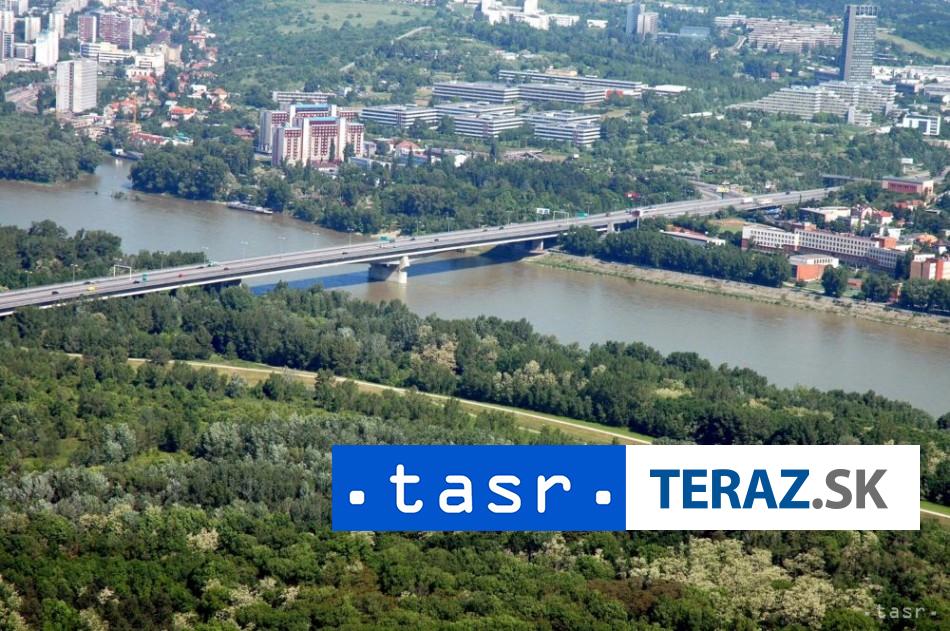 Premávku v Bratislave skomplikovala nehoda na Moste Lafranconi