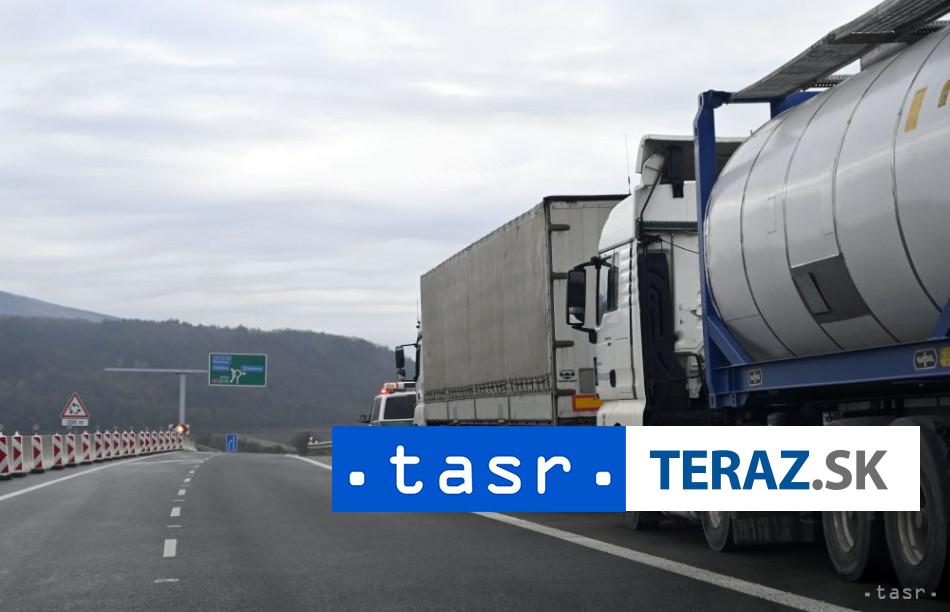 Kolóna kamiónov sa tiahne od hraníc po križovatku na obec Hažín