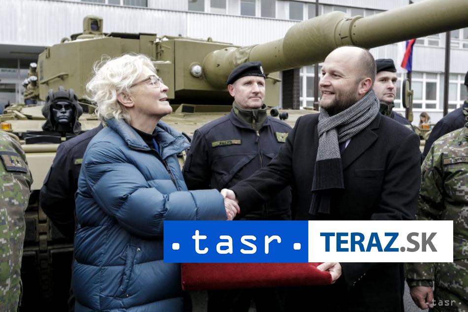 VIDEO: Naď: Slovensko si prevzalo prvý z 15 tankov Leopard od Nemecka