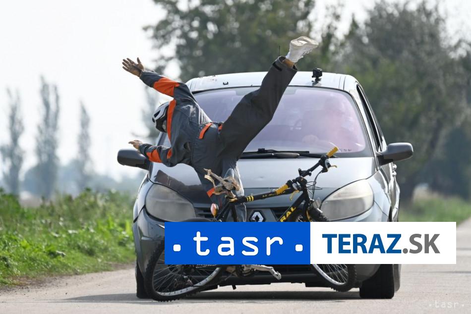 OBRAZOM: Takto vyzerá nehoda cyklistu s autom, opatrnosť sa vypláca
