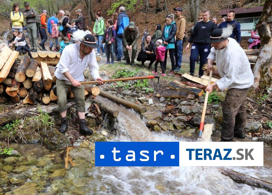 Mestskí lesníci opäť ukážu, ako sa vodným žľabom prepravovalo drevo