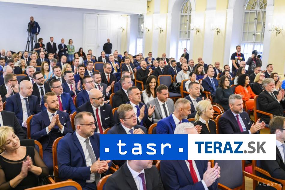 FOTO A VIDEO: Poslanci si prevzali osvedčenia o zvolení do parlamentu